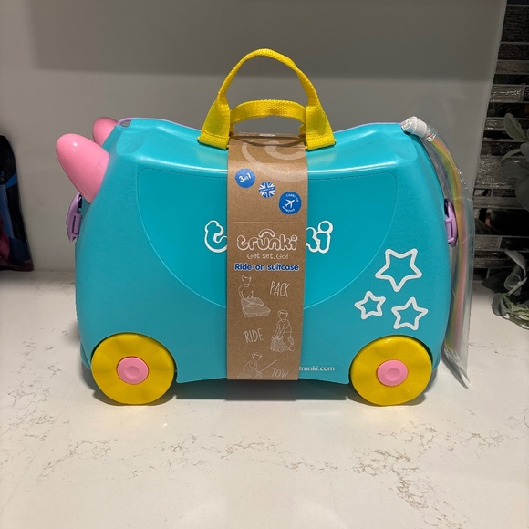 Trunki | Other | Nwt Blue Trunki Ride On Kids Suitcase Wheels Tow Strap ...